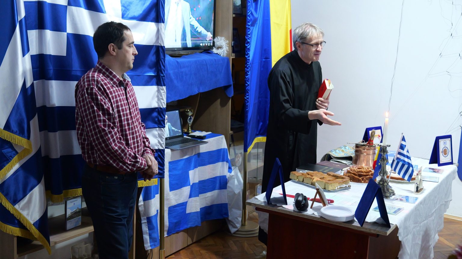 O minunată tradiție grecească: Binecuvântarea și tăierea Vasilopitei ...